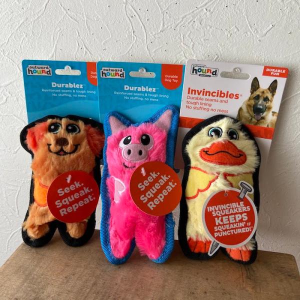 ★　小型犬向けの丈夫なオモチャです。★　綿の入っていないぬいぐるみで、ピーピー音が鳴ります。★　その音のなるスピーカーがカミカミに耐えられる素材だそうです。★　２重縫製で縫い目もファブリックもしっかりしています。　　このオモチャを破壊するに...