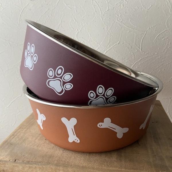 ステンレス食器です。ステンレス食器は耐久性抜群で壊れないし、有害なバクテリアが発生しないから衛生的だし食洗機も使えてお手入れも楽ちんです。外側は光沢のあるポリ樹脂製で覆われています。味わいのあるキャメル色ベースに白のボーン柄、深みのあるダー...