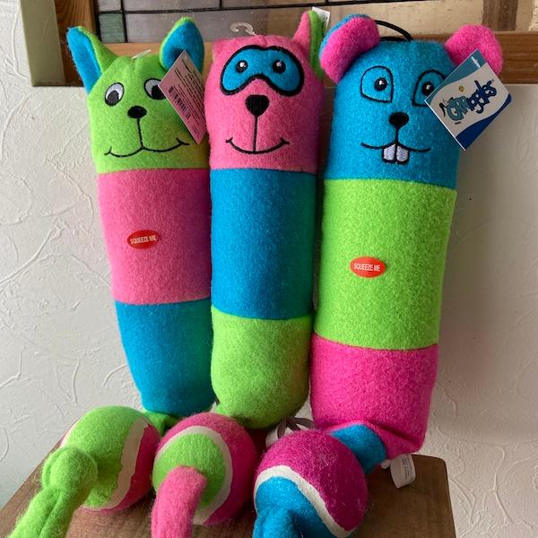 ★　全長４８ｃｍ！ビッグサイズのオモチャです。★　全身がテニスボールと同じ素材で作られています。★　頭から胴体までが１つの大きなスクィーカーになっていて、キューキューパフパフ、いい音がなります！★　尻尾の方にはテニスボールもついていますよ♪...