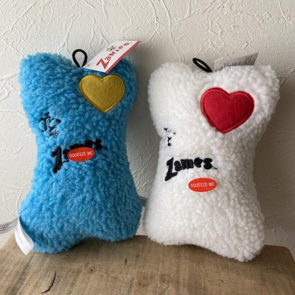 ふかふかで、噛むとキューキュー音が鳴る可愛いボーン型のオモチャです。全体はモコモコ素材で、フェルト素材の可愛いハートマークがしっかり縫い付けられています。あと、黒い糸で、犬柄などが刺繍されています。厚みもあって、噛み心地が良さそうです♪ぬい...