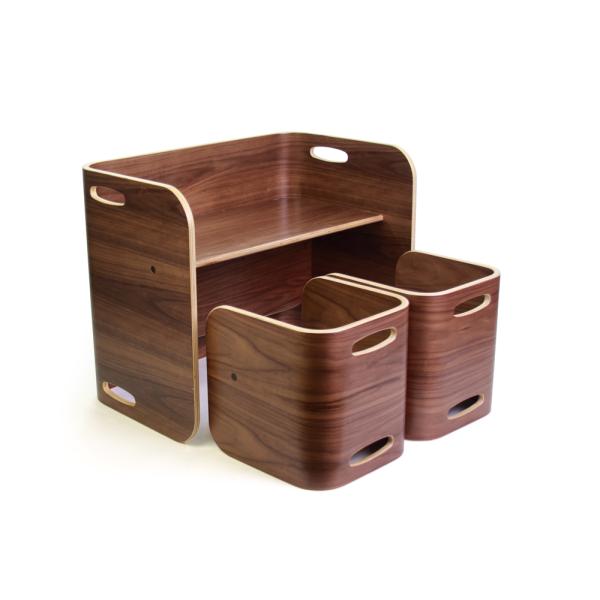 コロコロチェア＆デスク3点セットは、お子様の成長に寄り添う北欧風木製家具の傑作です。シンプルでありながら抜群の機能性を誇るこのセットは、子どもの創造力と自立心を育む理想的な環境を提供します。コロコロチェアとデスクは、お子様の成長に合わせて使...