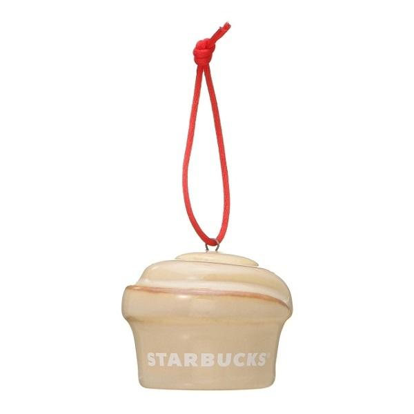 ★STARBACKSクリスマスツリーを彩るオーナメントスターバックスでも人気のシナモンロールをデザインした、かわいいオーナメントです。ぐるぐるの渦巻きに、しっかりおいしそうな焼き色もついています。※一つ一つ手描きでペイントされているので、個...