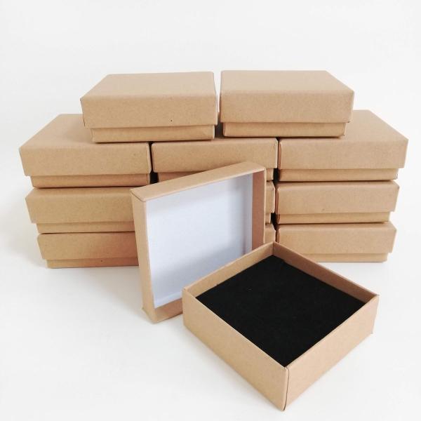 クラフト紙でできたアクセサリー用ギフトボックスです。12個セットになっています。中のスポンジに切れ目が入っていてアクセサリーをはめ込んで納めることができます。プレゼントや商品の発送などにどうぞ。サイズ　【7X7X2.5】外寸 7X7cm 高...