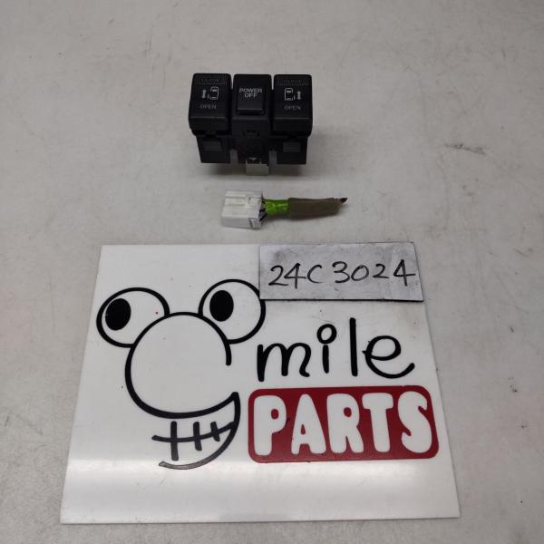 ☆店舗での商品手渡しは行っておりません。すべて発送となります☆☆土曜日・日曜日・祝日は休業日です☆☆領収書・納品書発行なし☆※ご入札前に必ずパソコン版の画面にて注意事項などを閲覧頂きますよう宜しくお願い致します 【　車輌情報　】  （下記車...