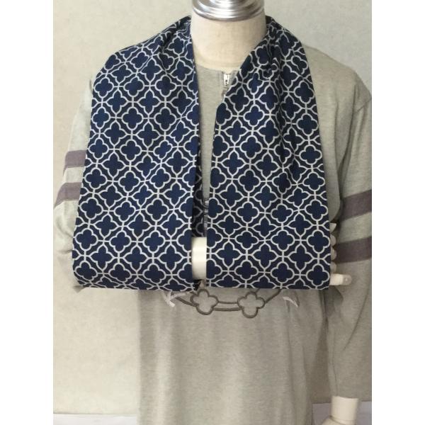 【発売日：2020年02月03日】柔らかい綿生地でアームバンドを作りました。藍色地の北欧です。<介護用品>脳卒中後に片麻痺になられると麻痺したうでが重くてだらりと下がり、肩関節亜脱臼が起こりやすくなります。それを防止するためにア...