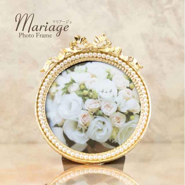 オシャレでとっても可愛いフォトフレームです。すごくかわいいのにとってもシンプル。思い出の写真や記念の写真など飾ってみませんか。お気に入りのイラストなんかを飾っても素敵かも。■材質：合金 / アクリル■サイズ：約W11 x D2 x H13....