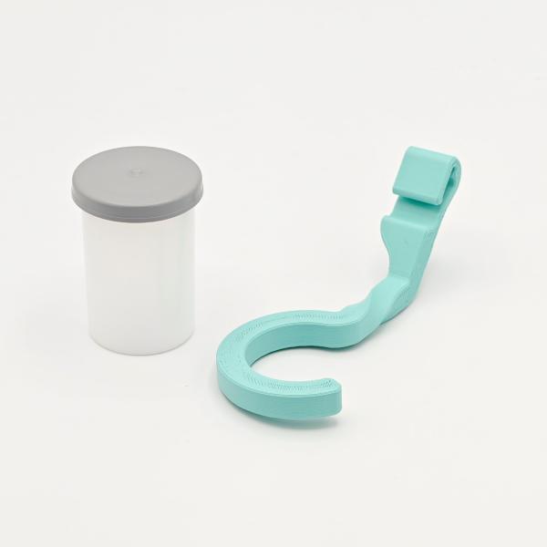 【発売日：2024年08月10日】オーボエ・ファゴット リードの水入れ用スタンドです。スタンドと水入れ（蓋付き）を一セットとして販売します。譜面台の裏から立ち上がり部分に設置できるので楽譜のじゃまになりづらいです。（I.ヤマハ、II.MSコ...