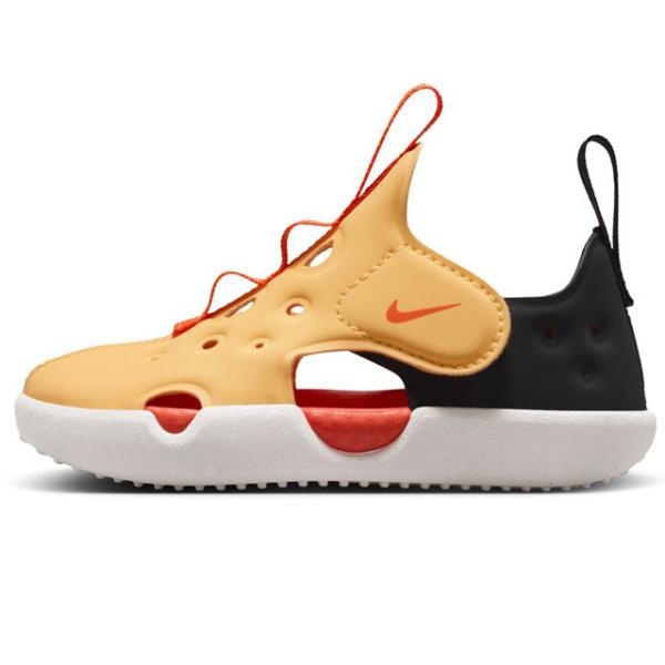 ナイキHF6278 ベビー 男の子 サンダル■商品説明701(TOPAZ GOLD/TURF ORANGE-BLACK)/S7908履くのも調節するのも簡単な、水辺で活躍するシューズ。小さな足を包み込み、軽量で快適です。ゆとりのあるインソー...