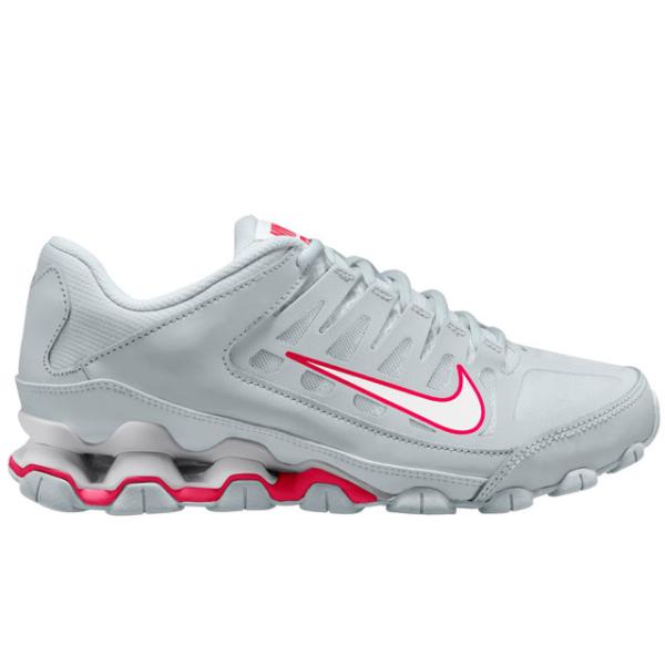 ナイキ|NIKEIO2400-001 レディース スニーカー■商品説明001(PURE PLATINUM/WHIT-RED ORBIT)屋内で体を鍛えたいなら、努力あるのみ。その努力の効果を高めたいなら、ナイキリアックス8を選択。体を動かす...