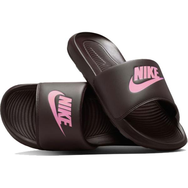 ナイキ|NIKECN9677-604 レディース サンダル■商品説明604(BURGUNDY ASH/LT MAGENTA)/S7657ナイキ ビクトリー ワンは、ビーチにも、ガーデニングにも、ソファに座って過ごすのにも適したクラシックなデ...