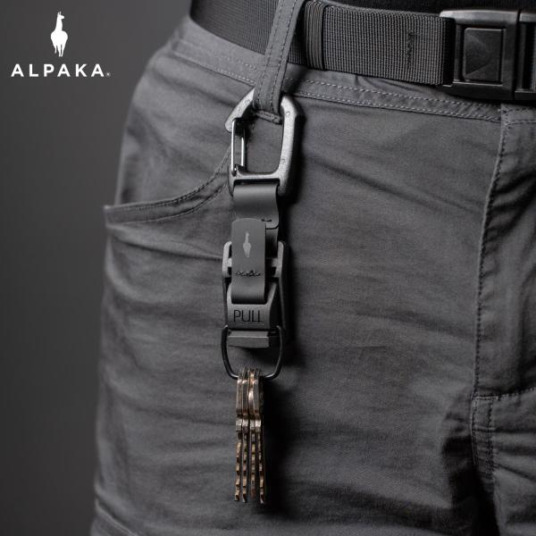 【耐久性と機能美を追求し、都市生活と冒険をシームレスに繋ぐ高品質なギアを創出するブランド ALPAKA】ALPAKAのHUB CARABINERは、マグネット技術を駆使して鍵の管理をスマートに進化させる革新的なEDCツールです。世界的に信頼...