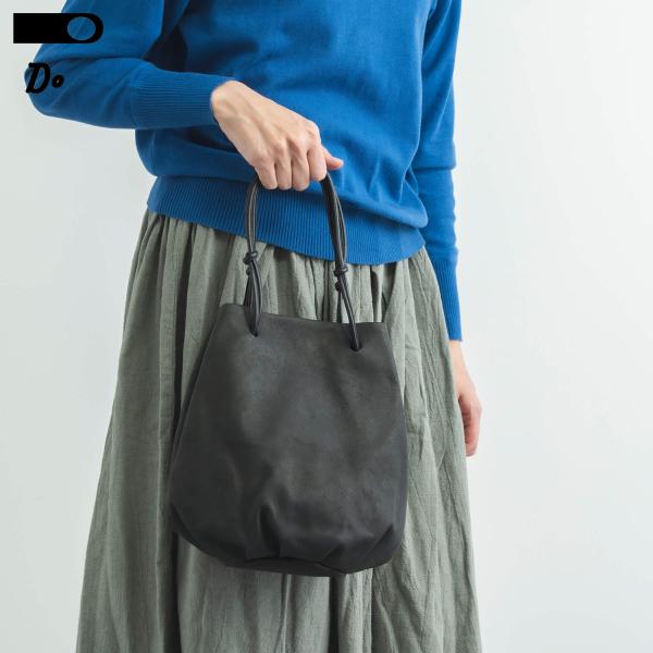 【毎日どんどん使いたくなる快適さと、飽きのこないシンプルさが魅力のオリジナルテーブルウェアブランド DO】CLASKA Gallery &amp; Shop 「DO」 オリジナルのレザーバッグ、Sac シリーズのハンドバッグ。名前は「Sac...