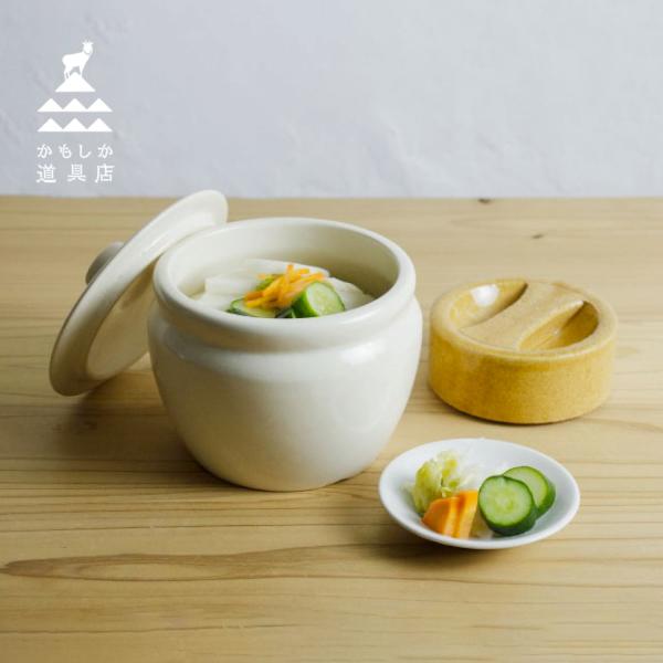 【三重県菰野町にある萬古焼の窯元、山口陶器が立ち上げた産地ブランド かもしか道具店】おいしい漬物をつけるのにぴったりサイズの漬物石がついた浅漬けをつけるための壺。誰でもお手軽に発酵生活をはじめられるレシピ付きです。漬物に重しを乗せることで、...