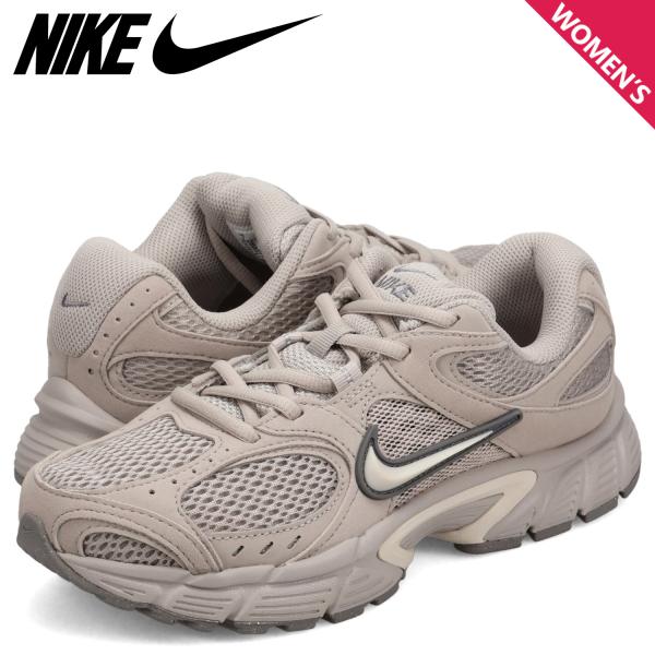 【スニーカーフリークから高い人気を得るブランド NIKE】過去のランニングモデルを現代的に再解釈し、複雑なレイヤードデザインを落とし込んだ「V5 RNR」。ムーンパーティクルとライトオレウッドブラウンを基調としたニュートラルな配色は、落ち着...