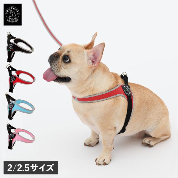 犬種の体型に合わせて胴回り部分の調節が可能なハーネスです。背中のバックルは簡単に着脱可能で、毎日の散歩やドッグラン、アジリティーなどの運動をする際に動きを妨げません。縁に光を反射するリフレクト素材を使用しているので夜間のウォーキングにもピッ...