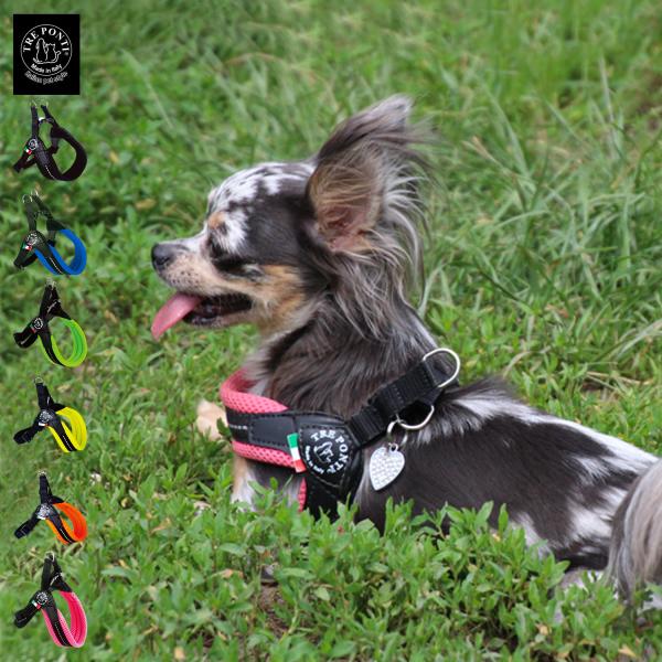 犬種の体型に合わせて胴回り部分の調節が可能なハーネスです。背中のバックルは簡単に着脱可能で、毎日の散歩やドッグラン、アジリティーなどの運動をする際に動きを妨げません。柔らかく触り心地の良いソフトメッシュ生地は軽くて通気性があり負担になりにく...