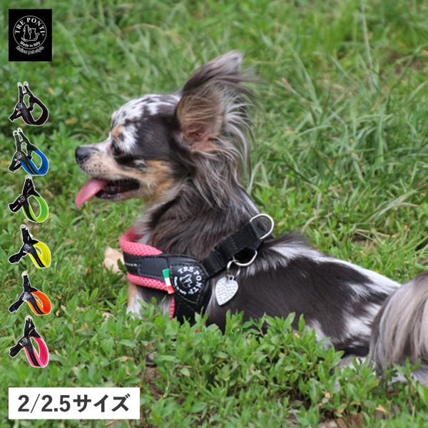 犬種の体型に合わせて胴回り部分の調節が可能なハーネスです。背中のバックルは簡単に着脱可能で、毎日の散歩やドッグラン、アジリティーなどの運動をする際に動きを妨げません。柔らかく触り心地の良いソフトメッシュ生地は軽くて通気性があり負担になりにく...