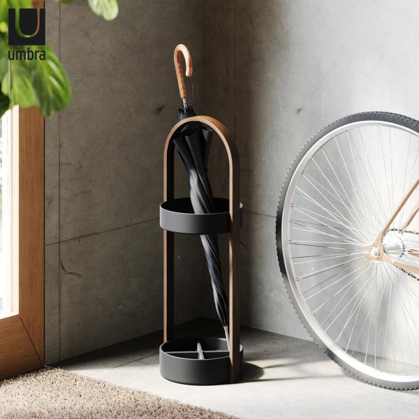 【ダストボックスやキッチングッズ、ミラーなどを取り扱うカナダトロント生まれのデザインブランド umbra】カナダのモダンデザインブランドUmbraより、木目の曲線美とスチールの質感が融合したベルウッド(ハブ)アンブレラスタンドです。天然木の...