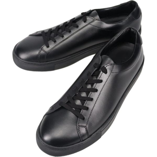 【商品説明】不要な部分を全て削ぎ落とした究極のシンプルシューズ。アッパーの上質なレザーはマットな質感が特徴。履き込むほどに自身の足型に馴染みます。ソール、ロゴに至るまで全てワントーンで表現されたカラーリングは、モノトーンスタイルに馴染む大人...