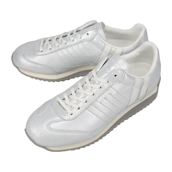 【商品説明】アッパーには撥水機能のある柔らかなステアレザーを使用し、「SLV」には表面にシルバーのラメが吹き付けられ、程よいツヤ感が特徴です。アッパーに採用された撥水機能のあるステアレザーは、雨や水しぶきから足を守りながら、柔らかな足当たり...