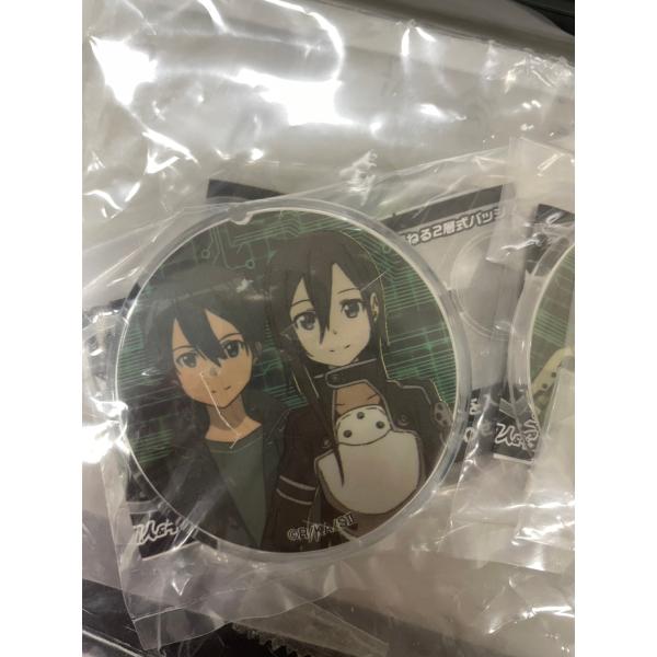 【商品説明】タカラトミーアーツ（T-ARTS）より発売されたカプセルトイ、「ソードアート・オンラインII レイヤードバッジ」の全5種類フルコンプリートセットです。イラストが重なる2層式構造になっており、奥行きのある立体感が楽しめる豪華なバッ...