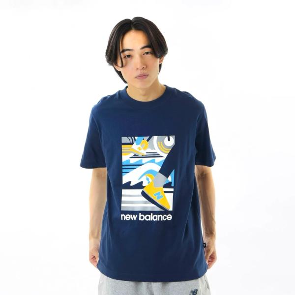 NB Sport肌触りのよい160gコットン素材を採用したショートスリーブTシャツ。トライアスロンからインスパイアされた“SWIM・BIKE・RUN”モチーフのグラフィックをフィーチャー。エブリディスタイルにフィットする快適な着心地とデザイ...