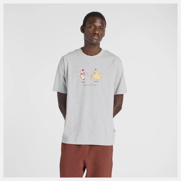 グラフィックコレクション。160gのコットンショートスリーブTシャツ。ニューバランスの社名の由来となっている鳥の足の鳥と、シューズを擬人化したNewbieをアイコニックしたグラフィックTシャツ。【カテゴリー】ライフスタイル【素材】綿100%...