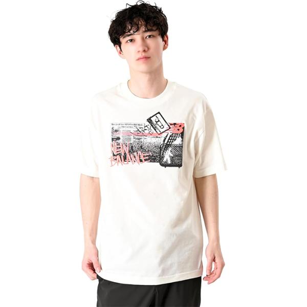DisruptionをテーマにしたグラフィックショートスリーブTシャツ。肌触りのよいコットンを使用し、快適な着心地と汎用性のあるデザインで、スポーツからエブリディまで多彩なシーンで活躍。【カテゴリー】ライフスタイル【素材】綿100%【カラー...
