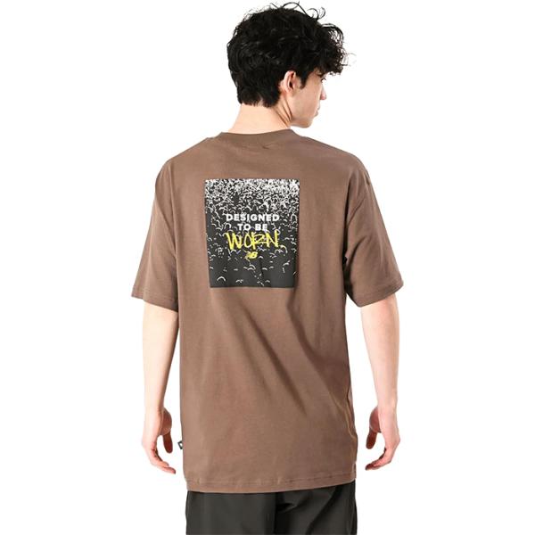 DisruptionをテーマにしたグラフィックショートスリーブTシャツ。肌触りのよいコットンを使用し、快適な着心地と汎用性のあるデザインで、スポーツからエブリディまで多彩なシーンで活躍。【カテゴリー】ライフスタイル【素材】綿100%【カラー...