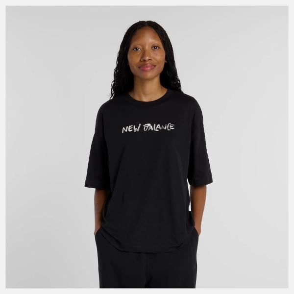 オーセンティックでクラシックなスポーツインスパイアの新たな文字デザインをプリントしたオーバーサイズTシャツ。やわらかで肌触りの良い160gのコットンジャージを、ゆったりとしたボリューム感のオーバーサイズフィットで提案。ソフトな手触りのトーナ...