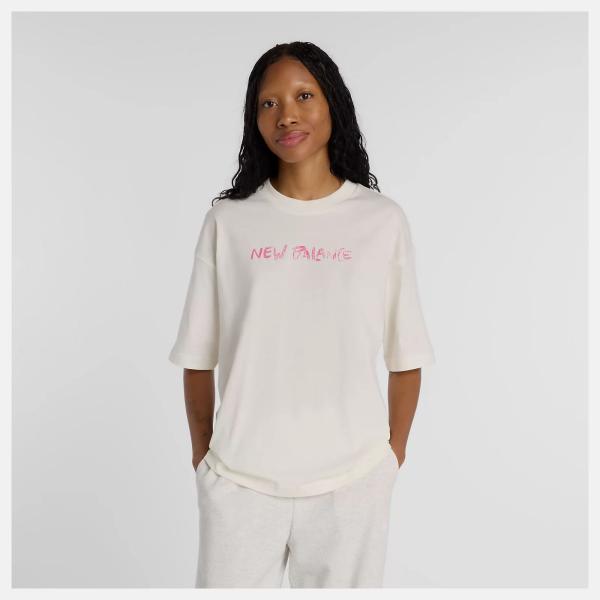 オーセンティックでクラシックなスポーツインスパイアの新たな文字デザインをプリントしたオーバーサイズTシャツ。やわらかで肌触りの良い160gのコットンジャージを、ゆったりとしたボリューム感のオーバーサイズフィットで提案。ソフトな手触りのトーナ...