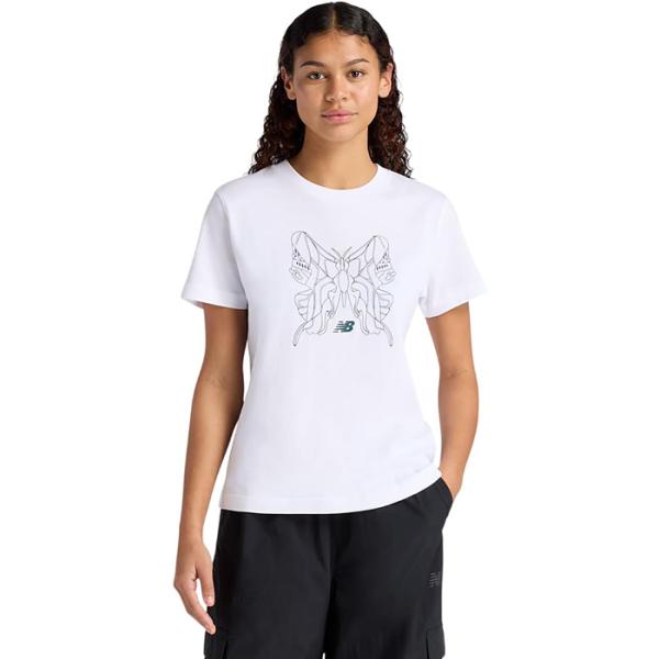 フットウェアを蝶に見立てたバタフライインスパイアのグラフィックでデザインしたオーバーサイズTシャツ。やわらかで肌触りの良い160gのコットンジャージを、着丈長めでゆったりとしたボリューム感のオーバーサイズフィットで提案。NBフットウェアの細...