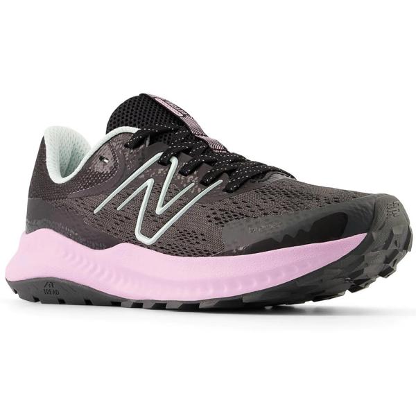 トレイルランニングから普段履きまでシームレスにカバーする機能とデザインでアップデートした女性用トレイルモデル「NITREL」。ソフトで弾むようなライド感のDYNASOFTミッドソール、不整地に対応するグリップ性と心地よい屈曲性を満たしたAT...