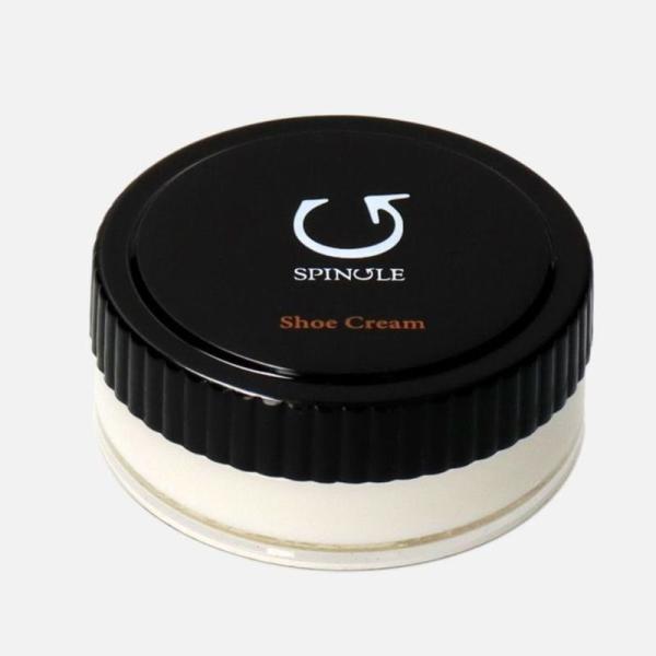 【効果】・クリームに含まれているワックスの皮膜で細かなキズからも守ります。・保湿効果でしなやかさを保ち、皮革の劣化を抑えます。(ひび割れ・カサつきを抑えます)・カビ止め剤配合により、保管時のカビの発生を抑えます。【使用方法】1．豚毛ブラシを...