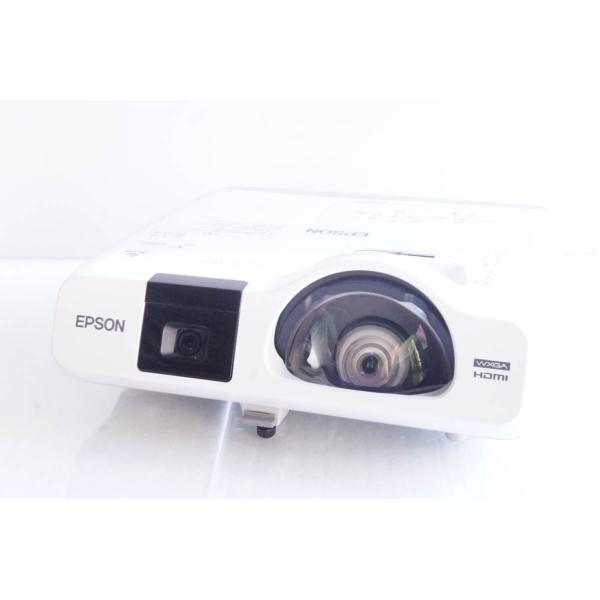 ●商品情報・約83cmの距離から80型の大画面を3400lmの明るさで投写できる超短焦点デスクトップモデルのビジネスプロジェクター。・電子黒板機能を搭載。PCがなくても書画カメラやBlu-ray Discの映像の投写面上に文字や図形を直接書...