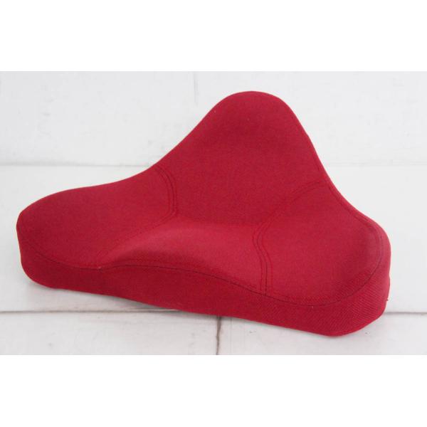 ●商品情報・馬具職人がてがける椅子用クッション「馬具マット」がグレードアップして登場！・ 椅子用としてだけでなく、床置きでも使え、座りやすさを更に追求して大きさを改良。長時間の座り姿勢をサポートしてくれます。・座面の形状はもちろん、安定感・...