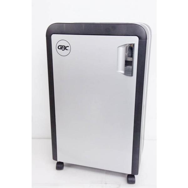 ●商品情報・定格連続運転時間は約25分と長時間運転を実現。・最大で一度に25枚細断できるパワフルシュレッダです。・紙詰まり時、自動で逆回転し、詰まった細断物を除去します。・メーカー／GBC・型番／GSHM06X・外形寸法／約W440×D29...