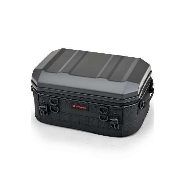 いつでも気が向いたらツーリング。気軽に使える日帰り〜1泊サイズ。シンプルなデザインのシェルは軽量ながら十分な強度を確保。バッグ部分は頑丈な芯材や変形防止の連結ベルトなどで美しいフォルムを保つHenlyBeginsバッグのデザインを踏襲。使い...