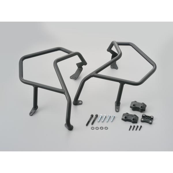 アドベンチャースタイルを強調するアッパー形状のエンジンガード。立ちゴケなどの軽度な転倒に対し、エンジンやタンク回りのダメージを軽減。付属の樹脂パッドは軽度なダメージを吸収し、摩耗時には交換可能です。骨格のパイプはアメリカンのハンドルと同径の...