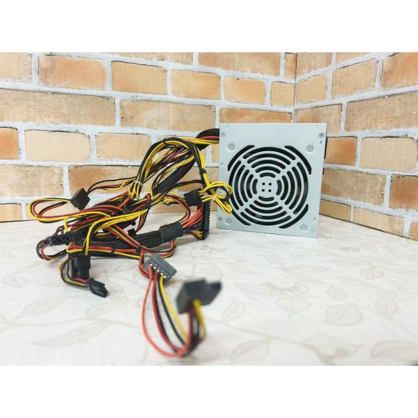 CWT GPB450S 450W ATX電源ユニット 本体。【商品の状態】取り外す直前まで正常に動作していました。出品前に通電確認、ファンの回転確認済み。簡易清掃済みですが、中古品のため細かな傷や取り切れないホコリ等はご容赦ください。【スペ...