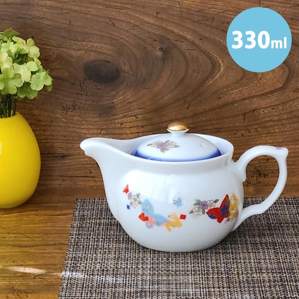 白地に千代紙柄の蝶や花が美しいポットです。注ぎ口や持ち手がおしゃれな形状。蓋の青いぼかしも深みがあってきれいです。持ち手にもかわいらしい蝶の柄が入っています。樹脂製茶コシが付属しています。樹脂製なので金属臭もなく金属の茶コシが苦手な方にもお...