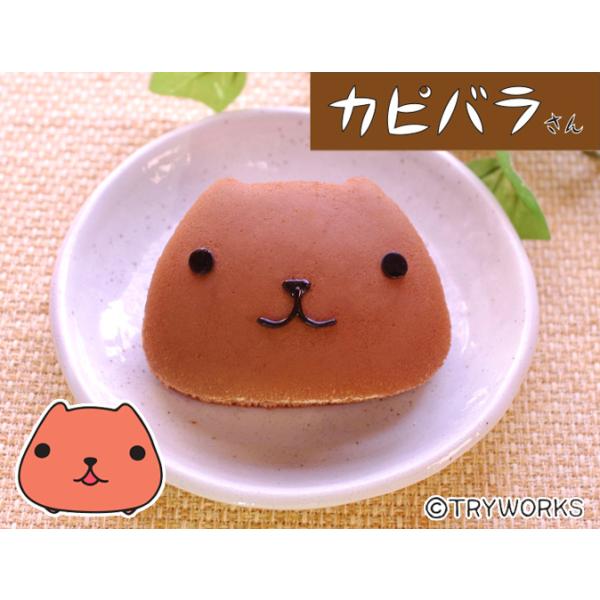 バンダイでおなじみのカピバラさんが和菓子で登場！ふんわり焼き上げた蜂蜜バターの生地に風味豊かな小豆あんを挟んだかわいいどらやき！形もお顔も再現率にこだわって職人が丁寧に作っています！贈り物にも自分用にも使い方は色々♪