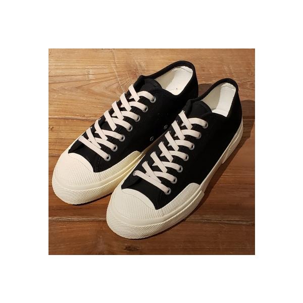 イタリアのキャンバススニーカーブランド「SUPERGA（スペルガ）」。アーティファクトはデザインチームに日本人デザイナーが加わり、スペルガのアーカイブをベースに現代的なアレンジを加え展開するプレミアムライン。ワークスカテゴリーのキャンバスス...