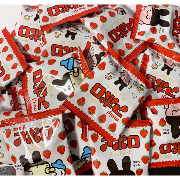 イチゴチョコとミルクチョコの組み合わせがかわいいおなじみのチョコ宇宙船のカタチからイメージして作った三角形のチョコみんなでシェアしたりおやつにおススメ