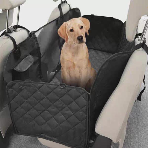 車の後部座席用のペットシートです。■傷から守る何も敷かずに車に犬や猫を乗せた際、爪で傷がついてしまう恐れがあります。こちらのドライブシートが座席を保護し、傷を防止します。■汚れから守る後部座席全体を覆っているため、ワンちゃんや猫が動き回って...