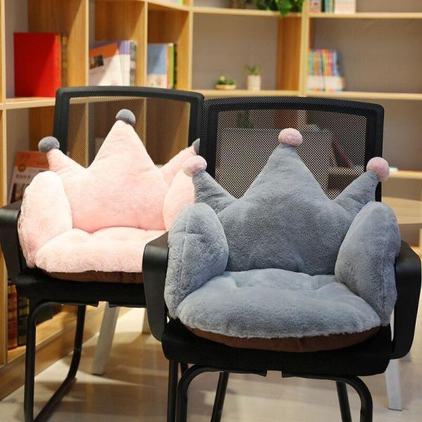 ■商品説明こちらのクッションは、座布団・チェアパッドとしても使える多機能アイテム。かわいらしいクラウン（王冠）のデザインが特徴で、新生活やおしゃれなインテリアにぴったりです。北欧風のシンプルで可愛らしいデザインは、リビングルームや寝室、書斎...