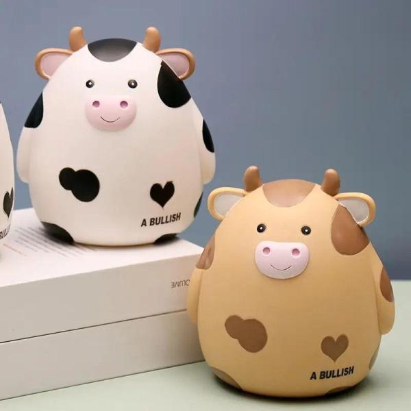 ■商品説明こちらの「牛型貯金箱」は、可愛らしいデザインが特徴の大容量貯金箱です。ウシ（丑）の形をしたフィギュアとして、インテリアにもぴったりの装飾品・オブジェとして活躍します。おしゃれでキュートなデザインは、リビングルームやダイニング、寝室...