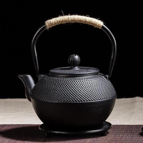 商品材質：鉄容量:800ML適正容量：約500ML重さ：約1.4kg高さ(ツル含む)：約17cm底面：約9cm茶こし：ステンレス原産国：中国※平置き採寸になります。実際のサイズとは誤差が出る場合がございますので、参考サイズとしてご覧ください...