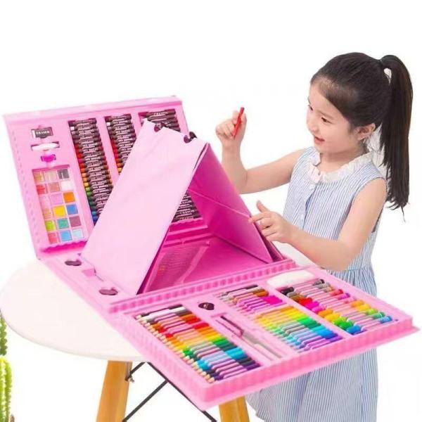 商品名：お絵かきセット 208ピース折りたたみでコンパクトになるので持ち運びにも便利持ち手がついているので、お出かけ時の持ち運びにも便利です。ケース内で見やすく収納されているので、お片付けも簡単ケース収納サイズ(約)：41×32×6 cm対...