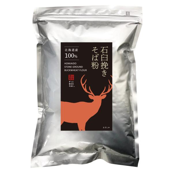 時季により生産地の異なる北海道産の原料を使用し、そば殻を取り除いたそばの実を摩擦熱の少ない低速回転の石臼で丁寧に挽いたそば粉は、しっとりとして握ると自然と固まっていきます。また北海道産の石臼挽きそば粉は、豊かな香りと上品な甘みが特長です。日...